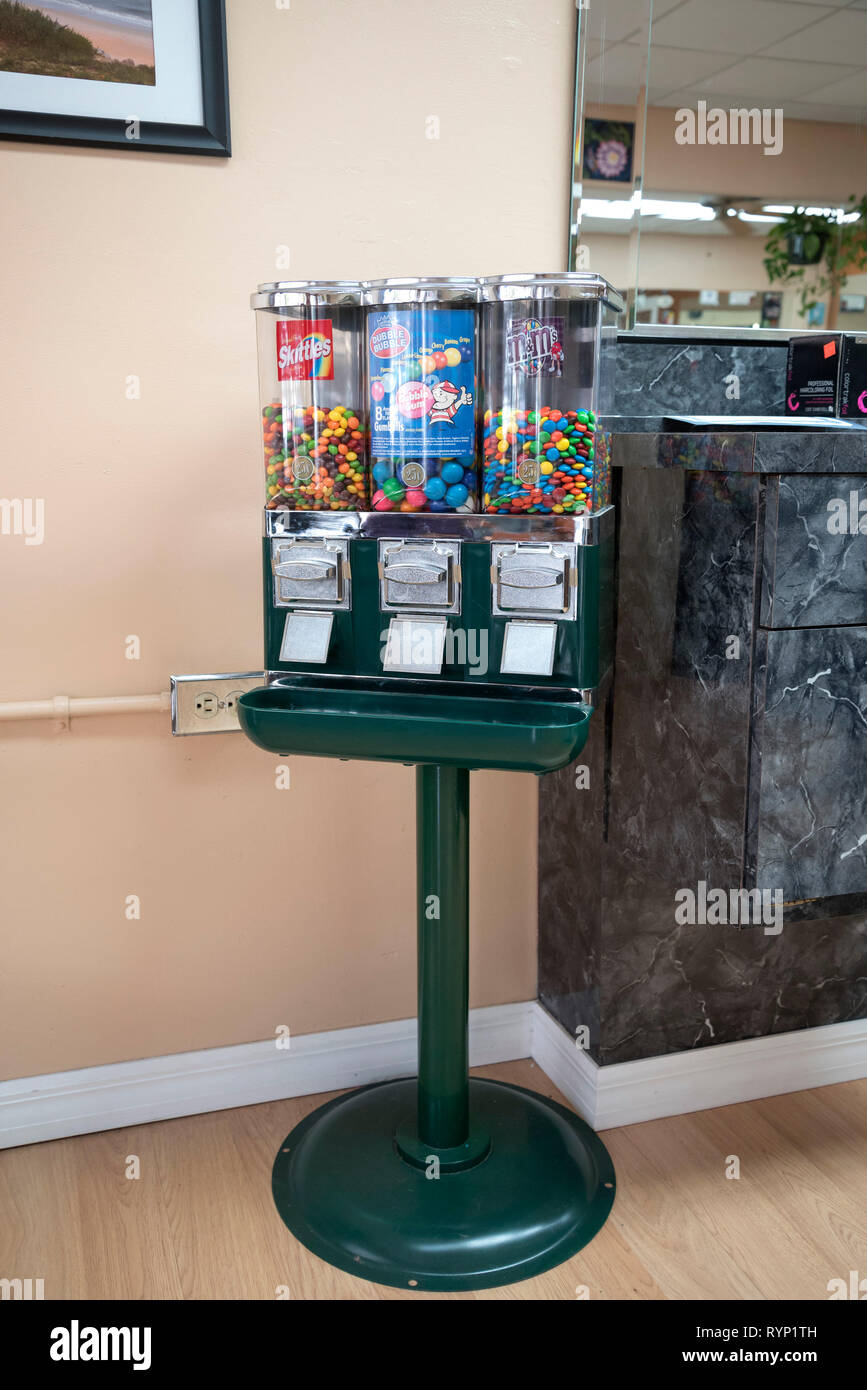 Bubble gum machines hi-res stock photography and images - Alamy