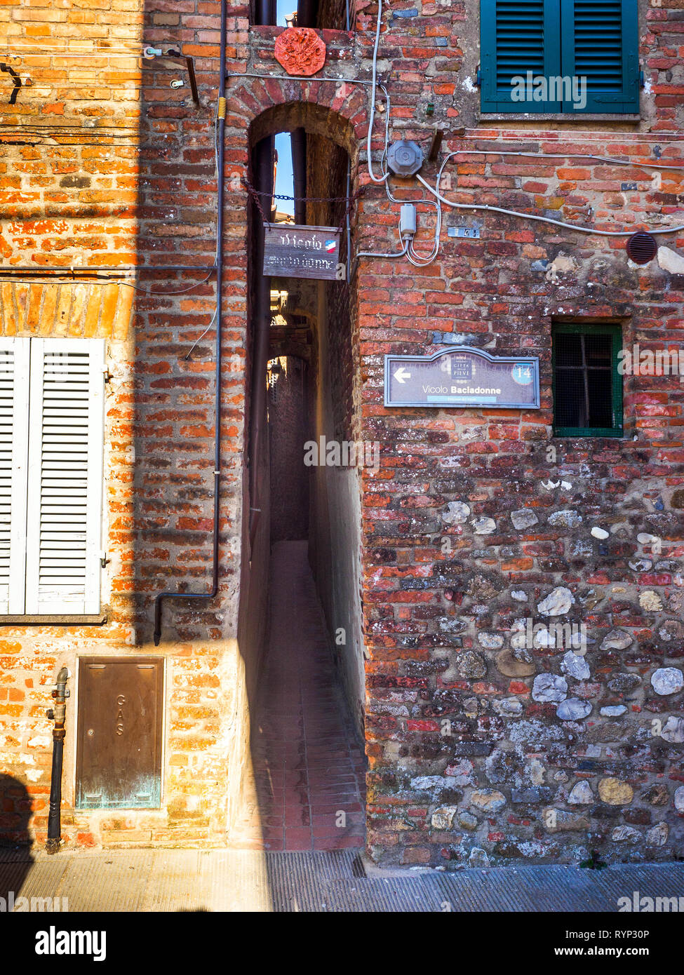 Narrowest street in italy hi-res stock photography and images - Alamy