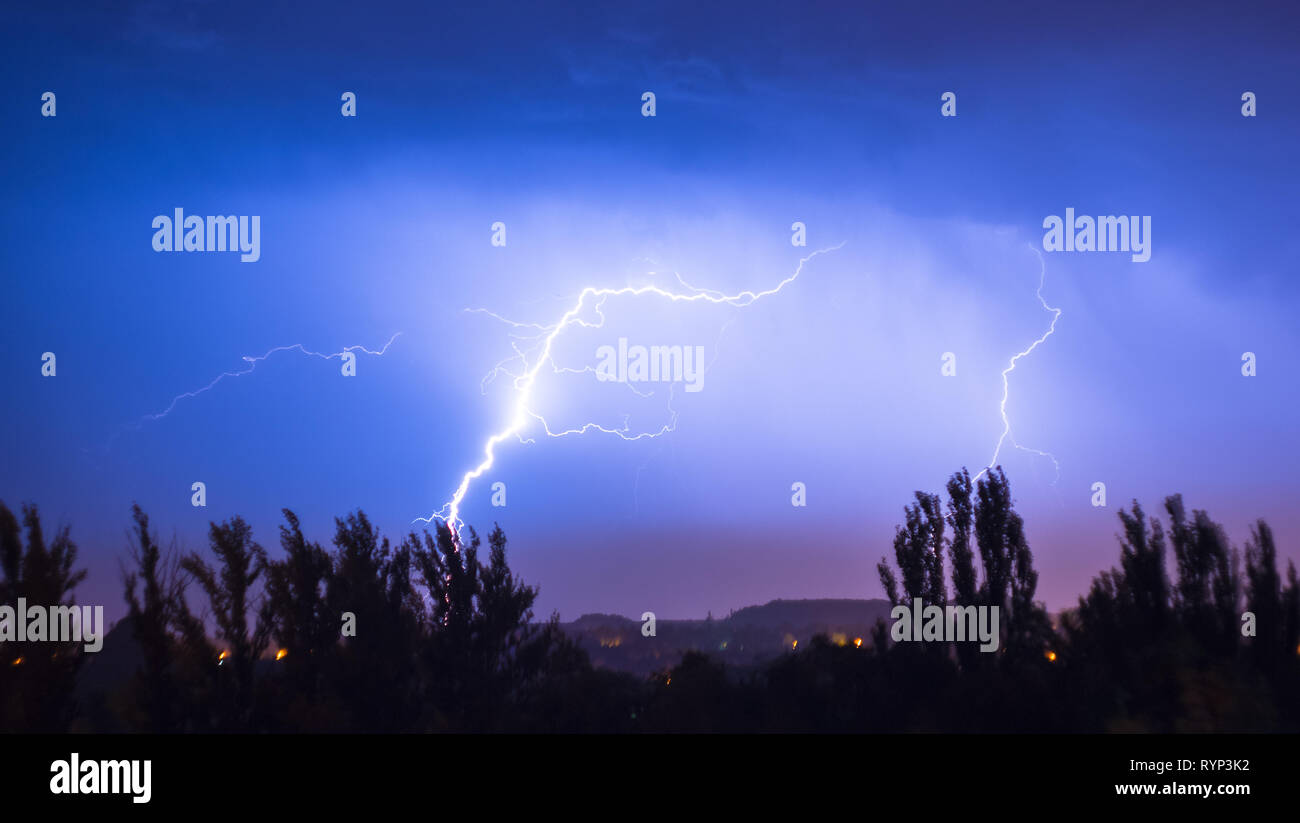 Lightning over black hi-res stock photography and images - Alamy