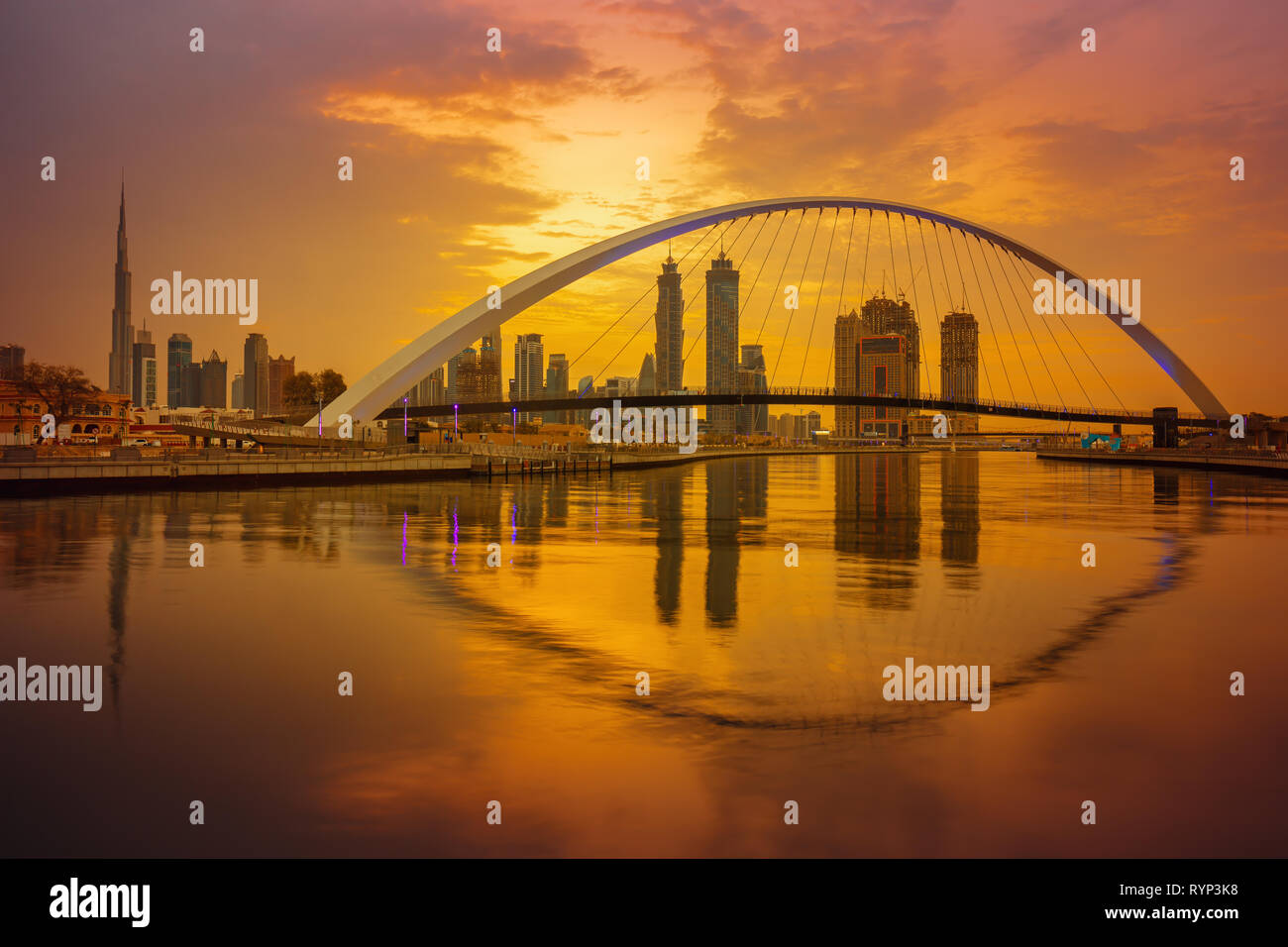 Sunrise dubai hi-res stock photography and images - Alamy