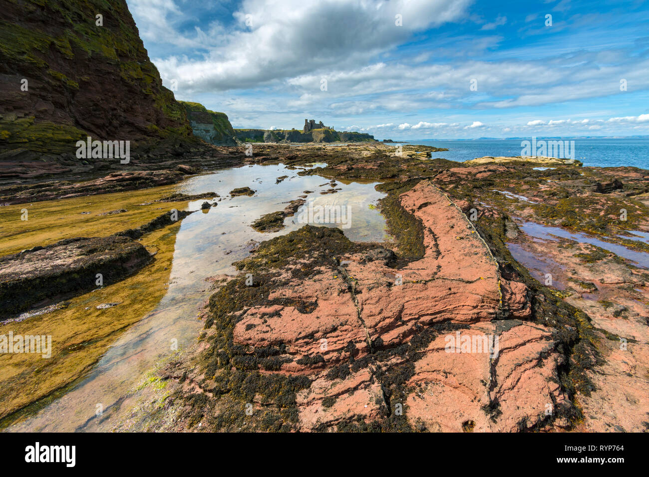 Scotland castle beach hi-res stock photography and images - Alamy