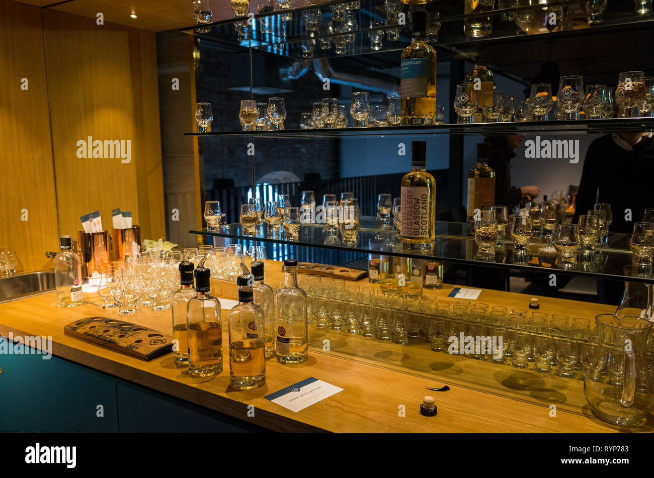 Great bar hi-res stock photography and images - Alamy