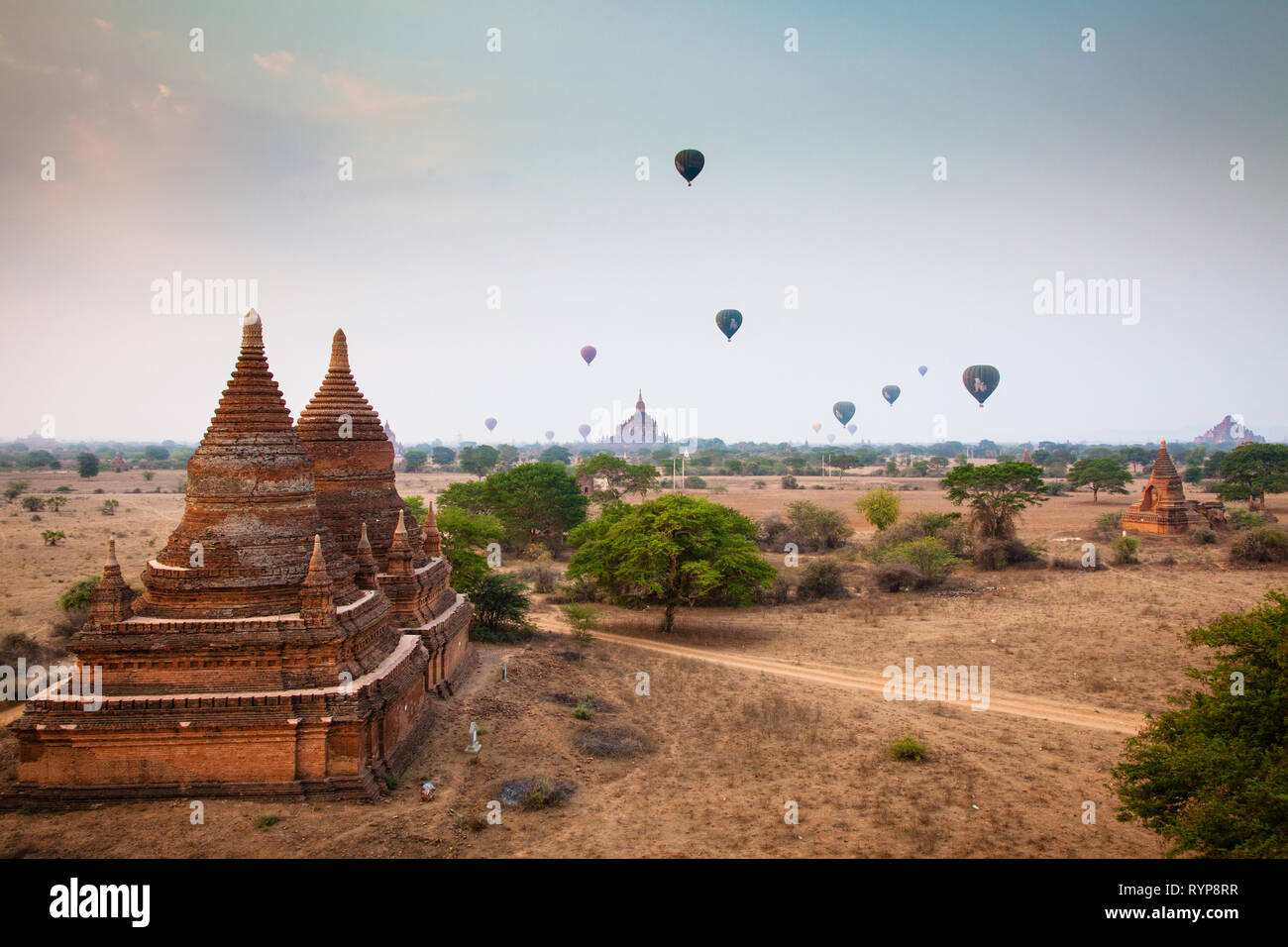 Hot air balloons at dawn over Bagan, Myanmar Stock Photo - Alamy