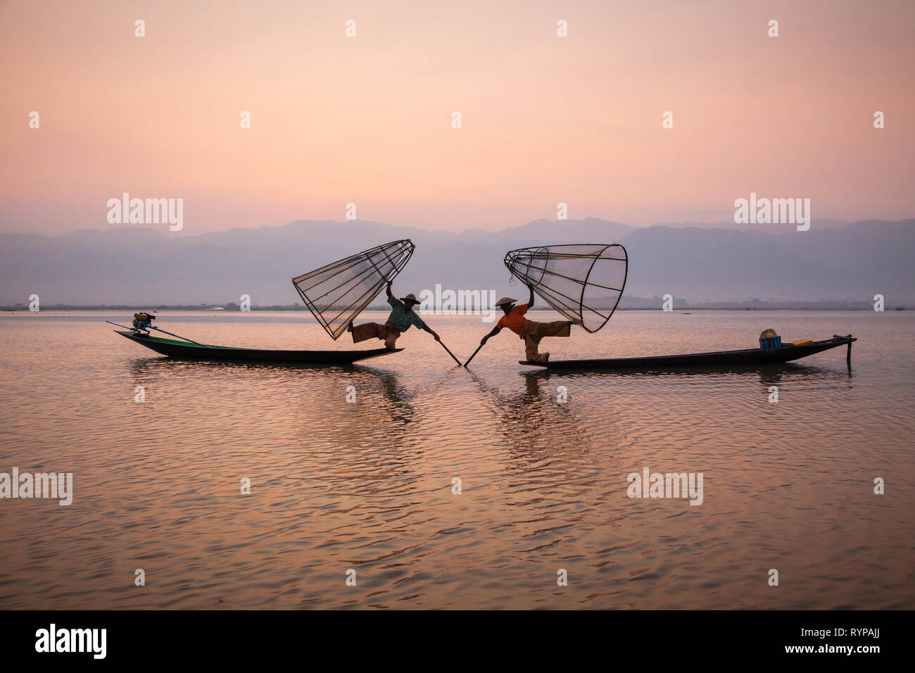 The famous leg-rowing fishermen of Inle Lake, Myanmar Stock Photo - Alamy