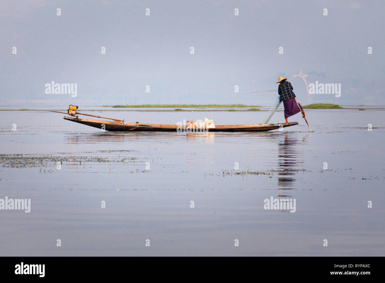The famous leg-rowing fishermen of Inle Lake, Myanmar Stock Photo - Alamy