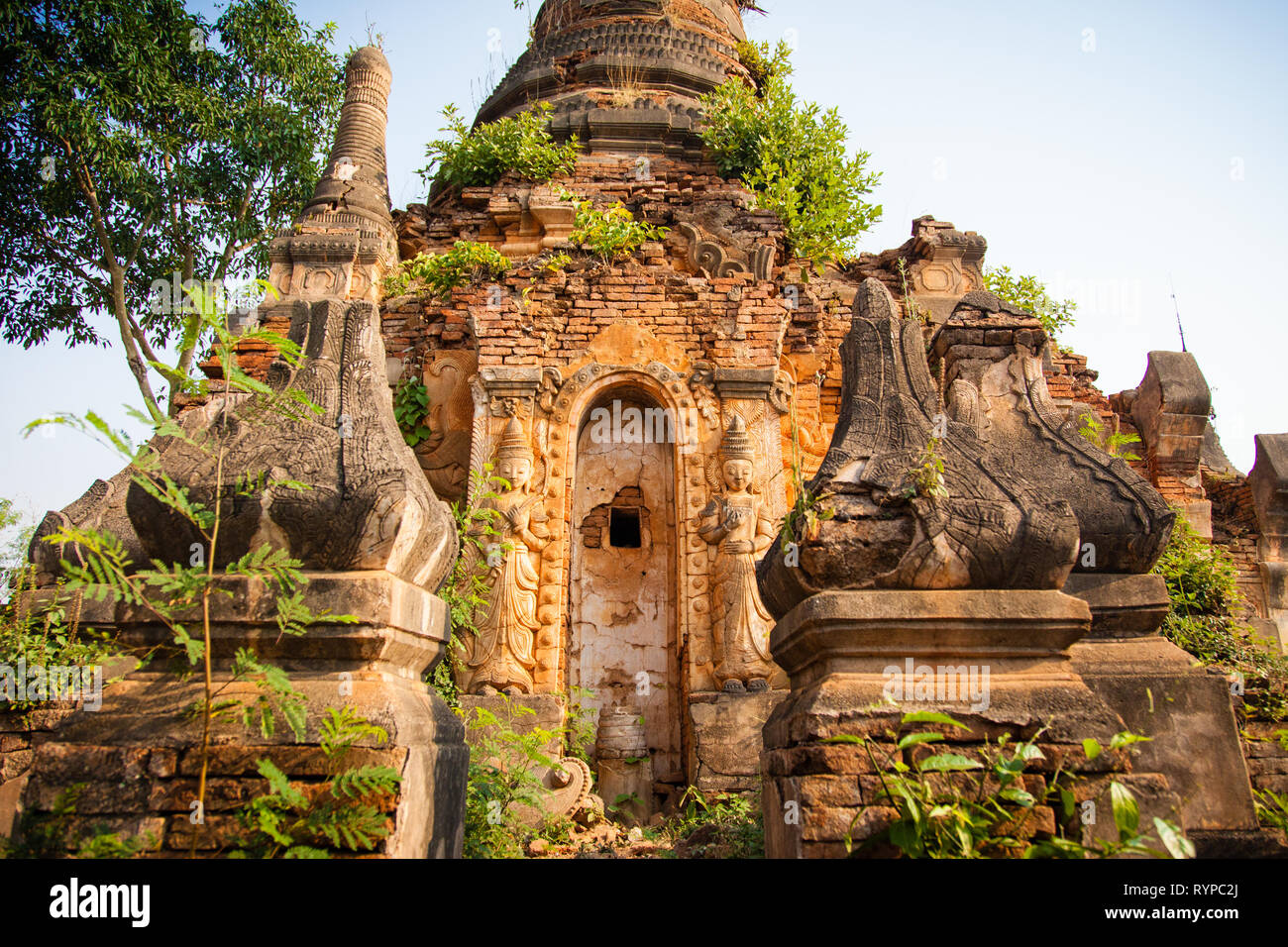 Crumbling ruins hi-res stock photography and images - Alamy