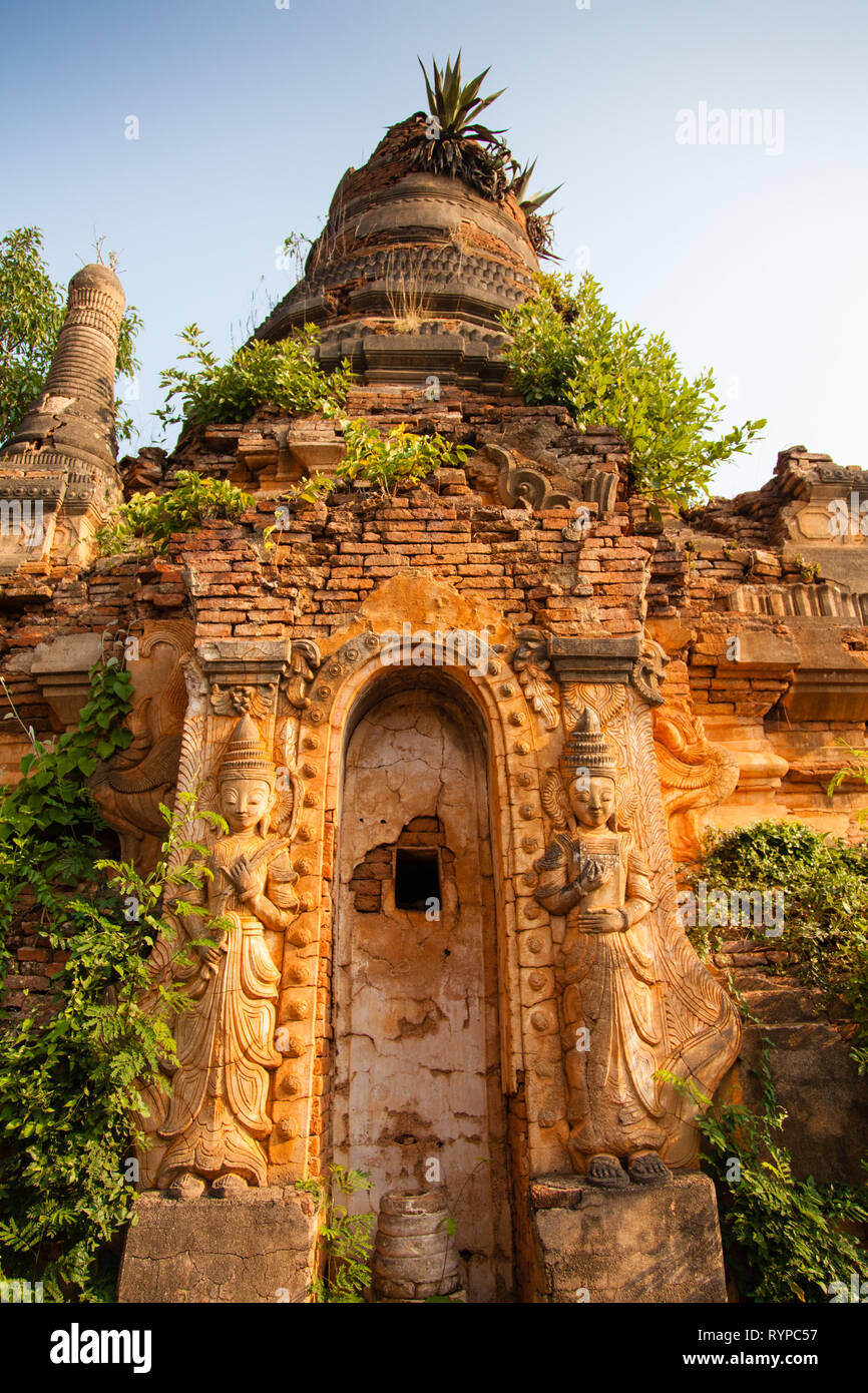 Crumbling ruins hi-res stock photography and images - Alamy