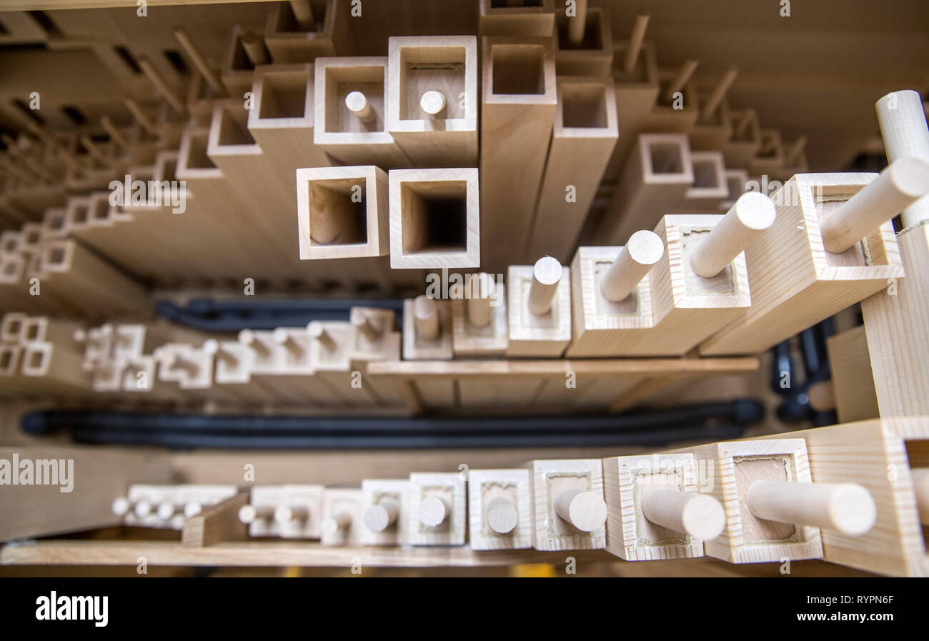 Rostock, Germany. 21st Feb, 2019. The wooden pipes in a compact chest ...