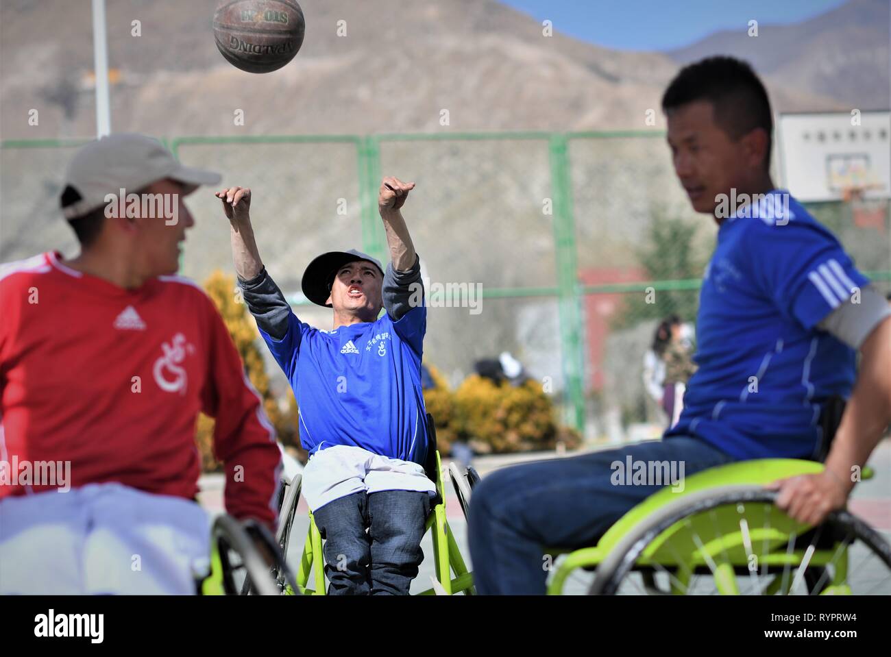 Basketball player shoots scores hi-res stock photography and images - Alamy