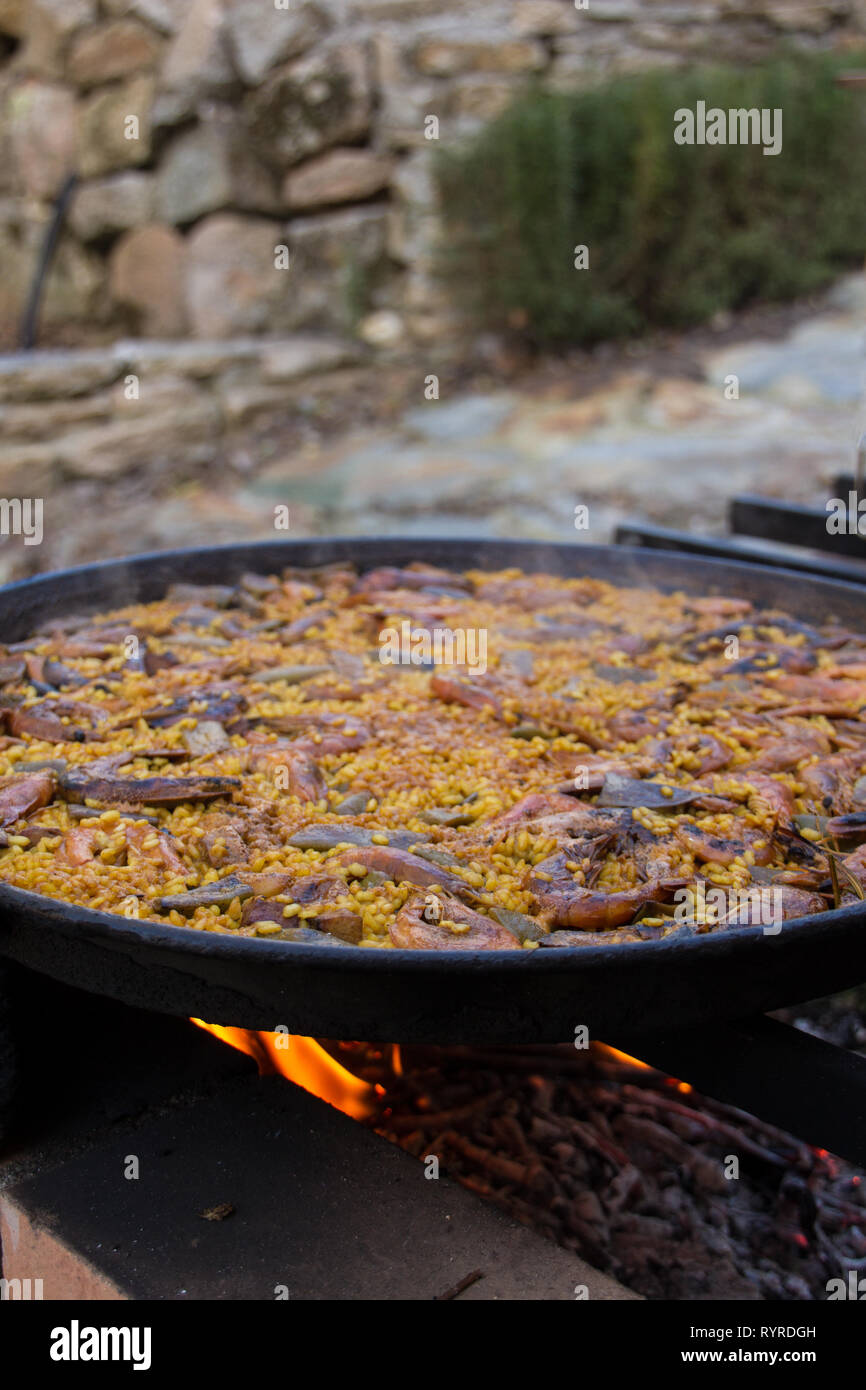 Paella with fire hi-res stock photography and images - Alamy