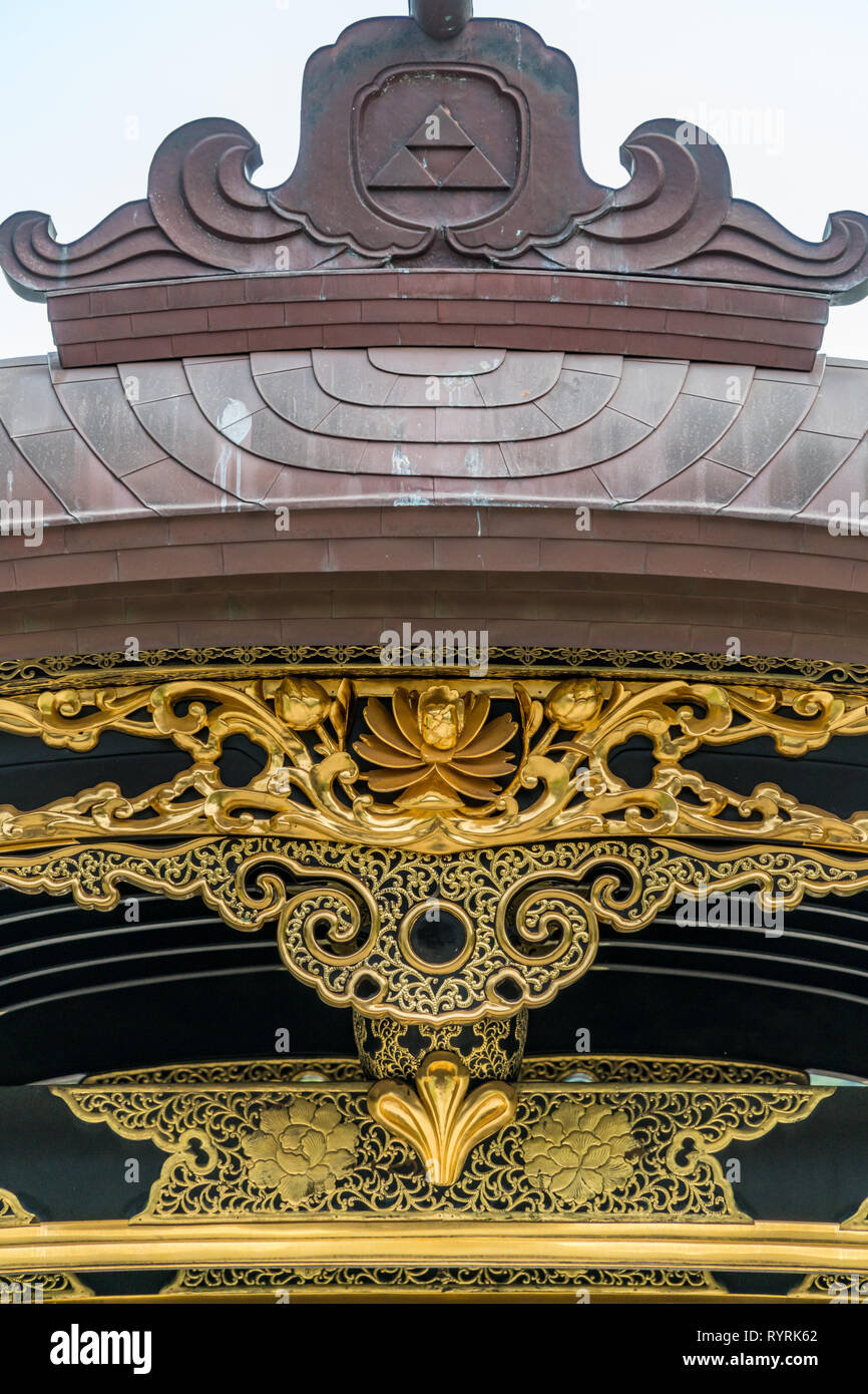 Kencho-ji temple Karamon gate at Hojo palace. Muromachi style, Karahafu ...