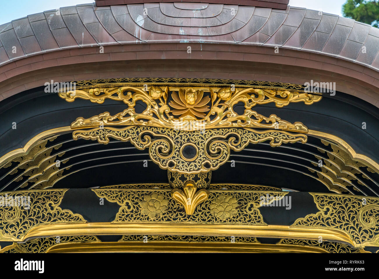 Kencho-ji temple Karamon gate at Hojo palace. Muromachi style, Karahafu ...