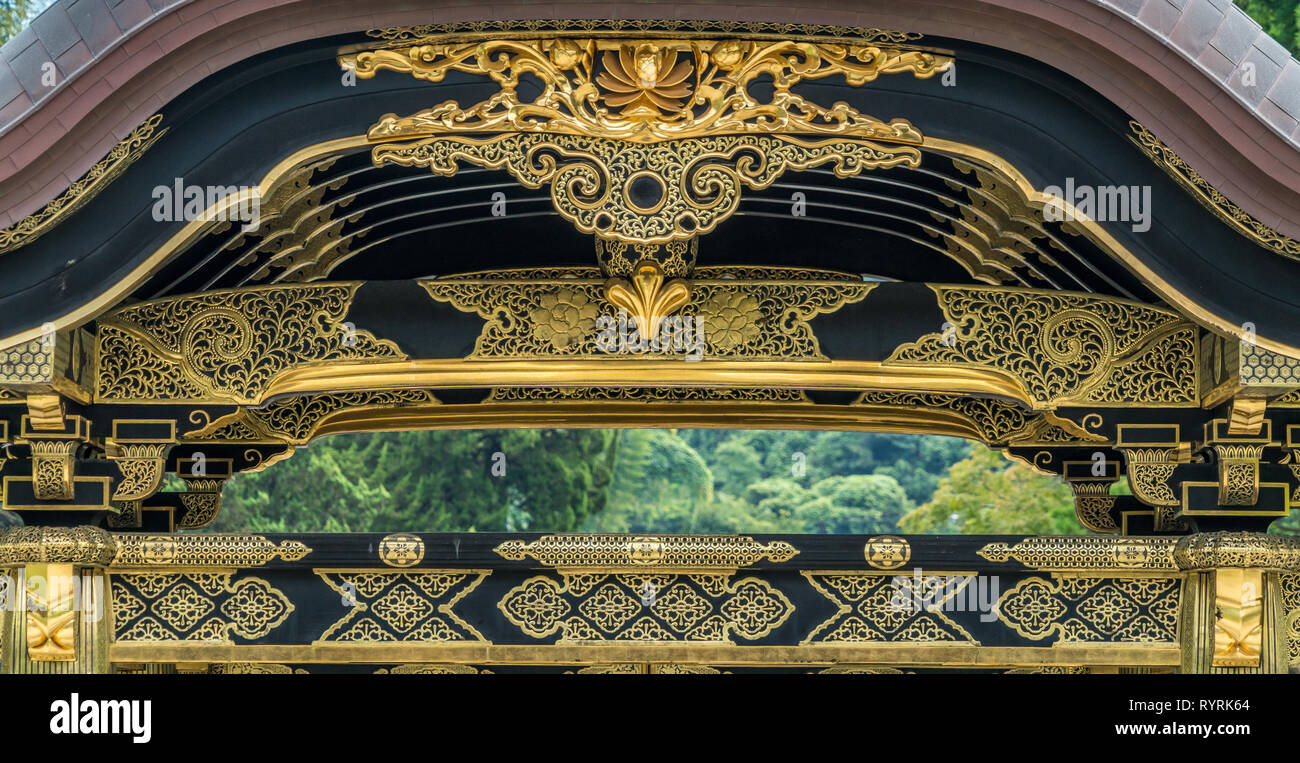 Kencho-ji temple Karamon gate at Hojo palace. Muromachi style, Karahafu ...