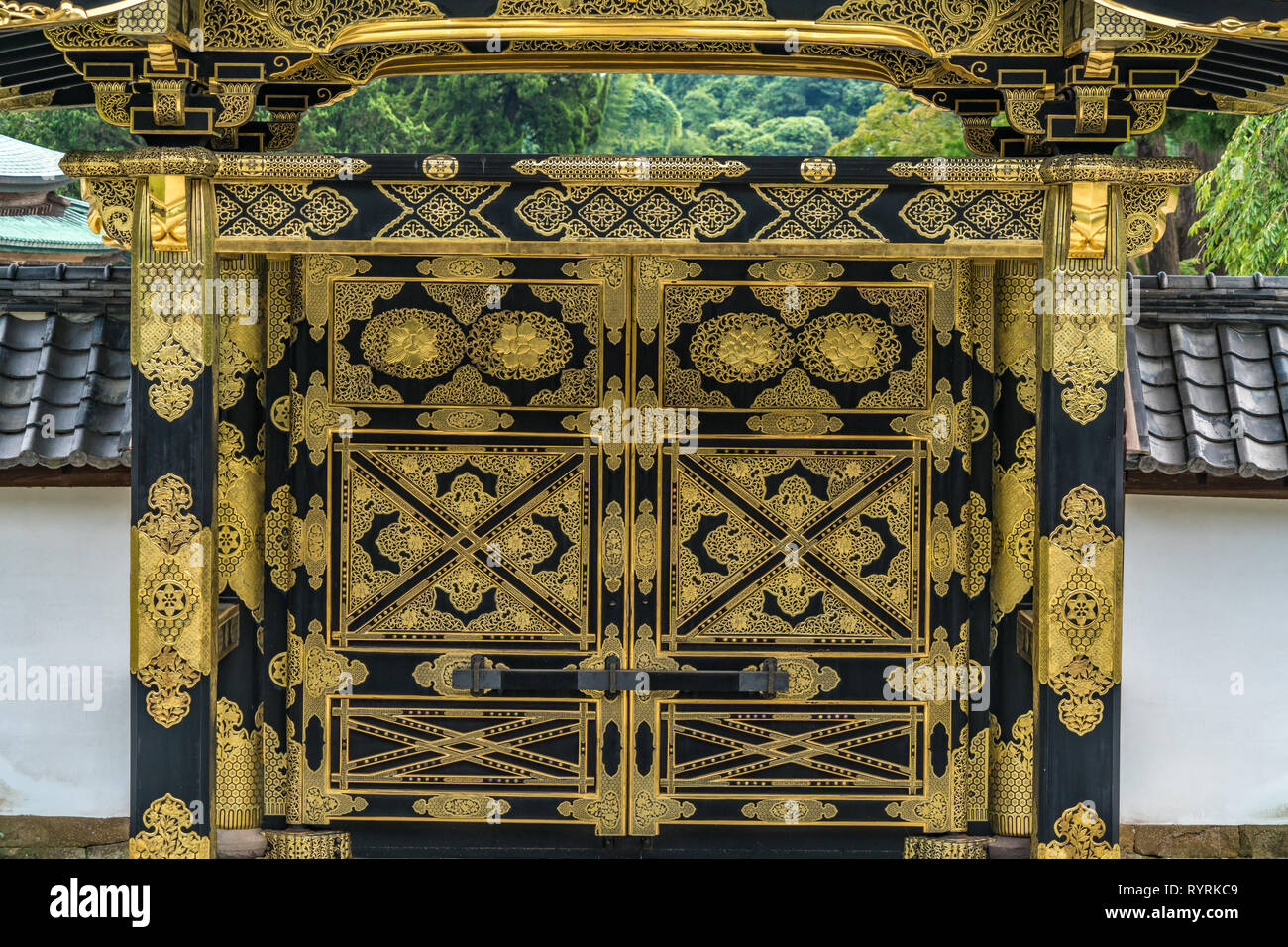 Kencho-ji temple Karamon gate at Hojo palace. Muromachi style, Karahafu ...