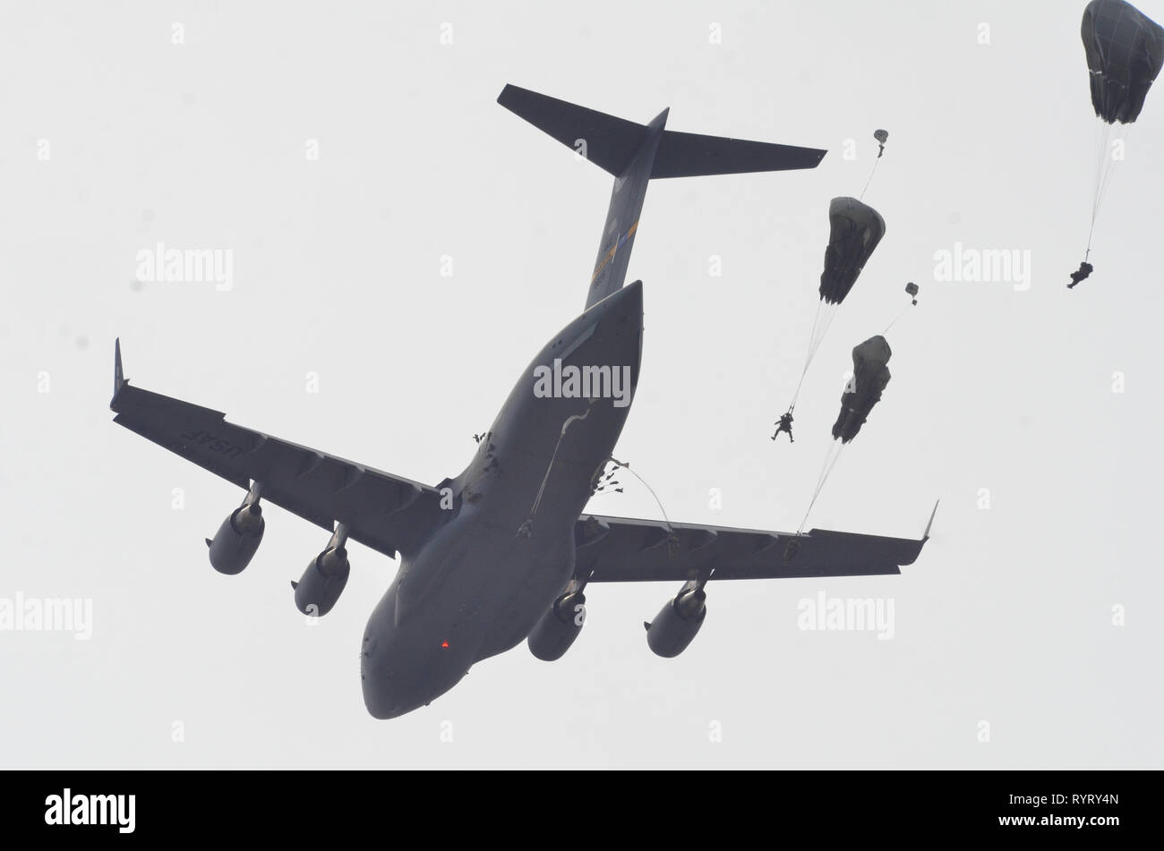 Paratroopers from Alpha Battery, 1st Battalion, 319th Airborne Field ...