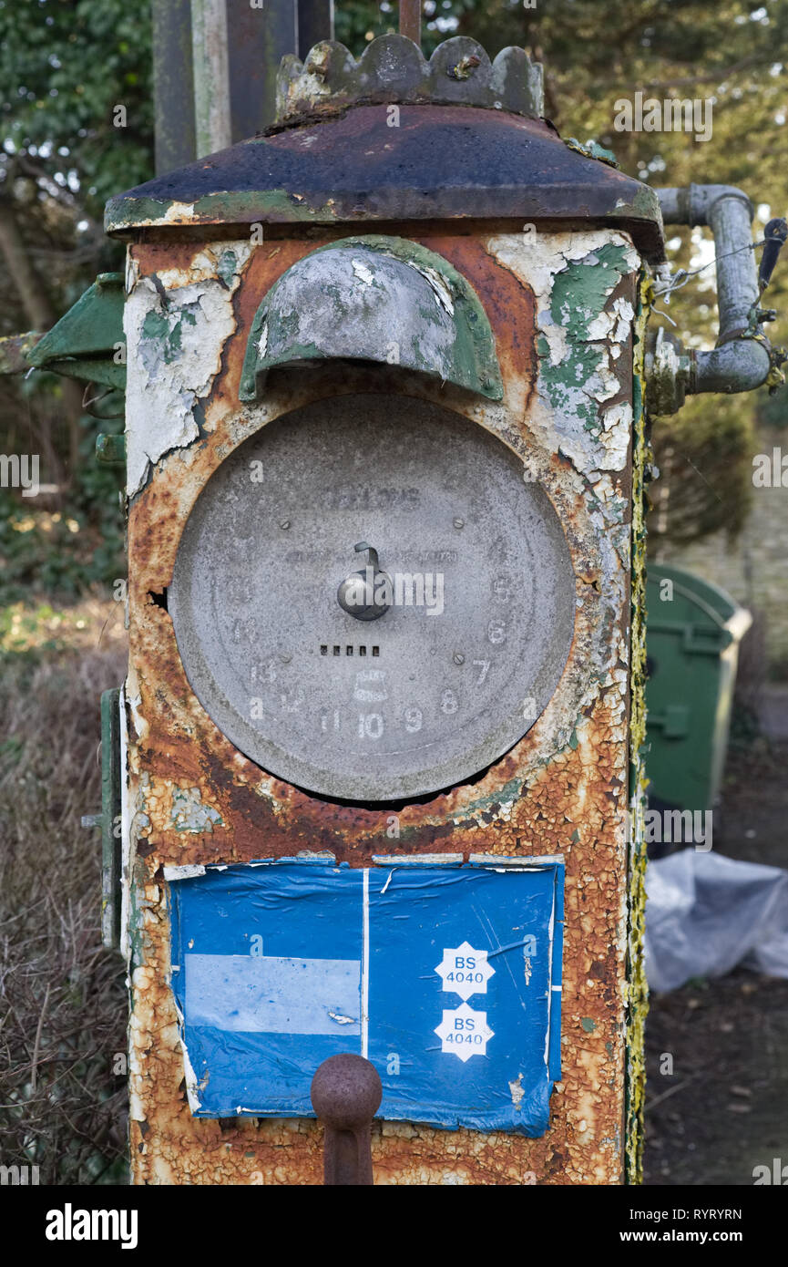 Rusty old fuel pumps hi-res stock photography and images - Alamy