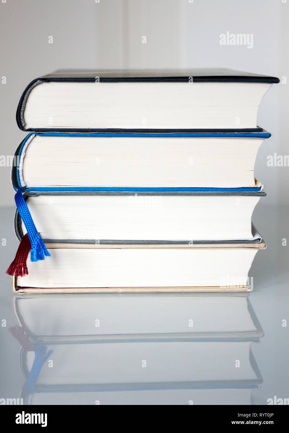 Stacked books hi-res stock photography and images - Alamy