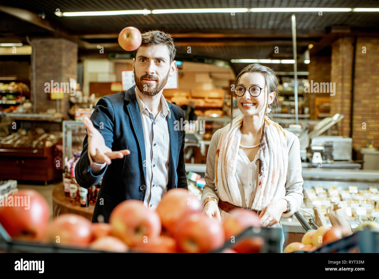 Choosing apples hi-res stock photography and images - Alamy