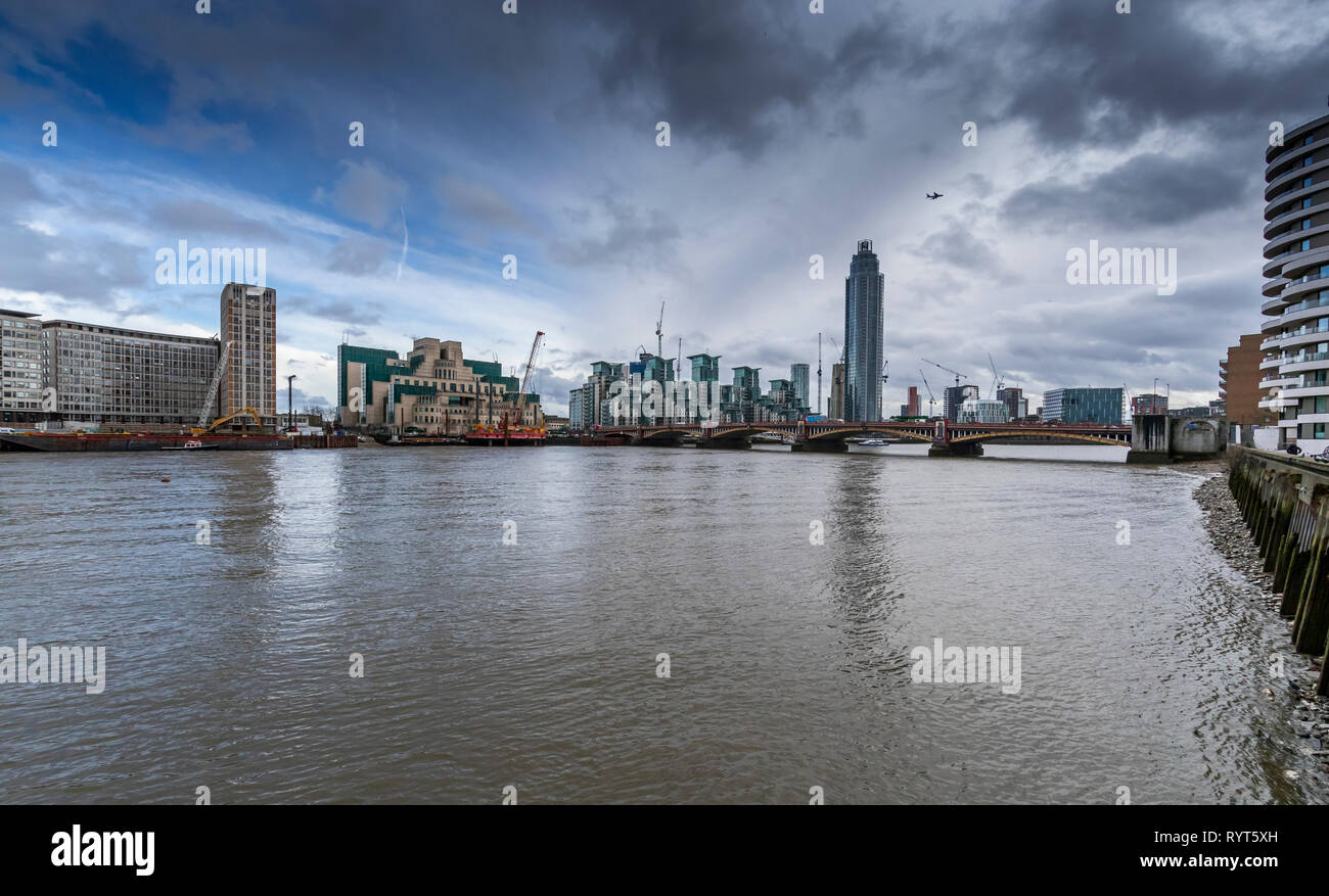 Thames riverfront quay hi-res stock photography and images - Alamy