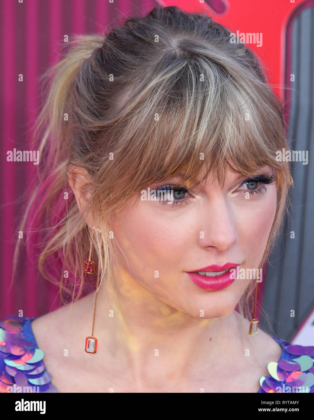 LOS ANGELES, CA, USA - MARCH 14: Singer Taylor Swift wearing a Rosa ...