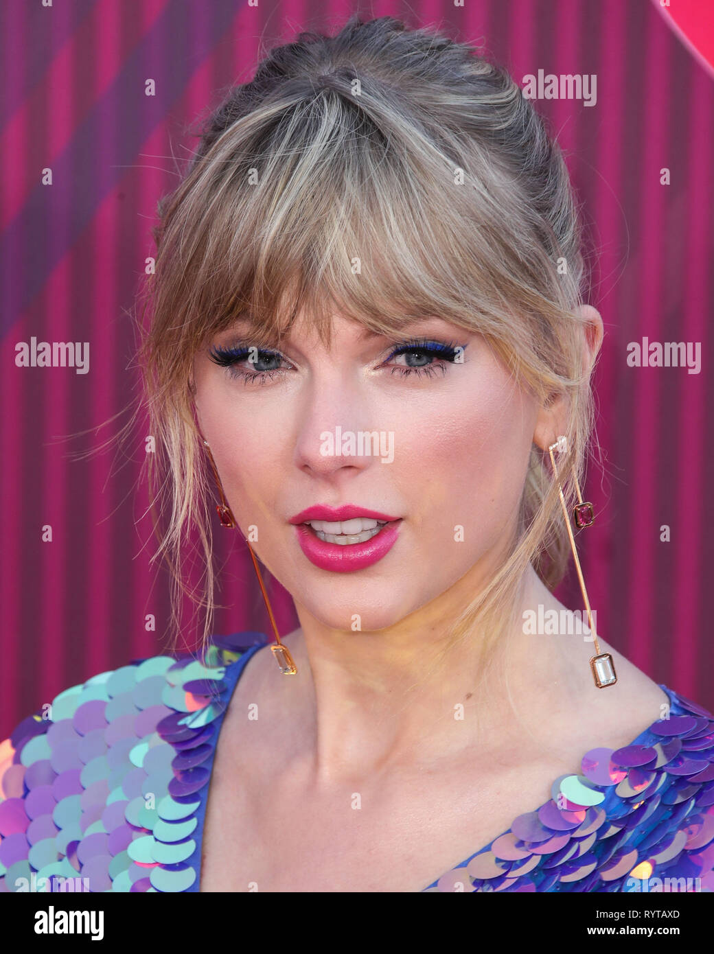 LOS ANGELES, CA, USA - MARCH 14: Singer Taylor Swift wearing a Rosa ...