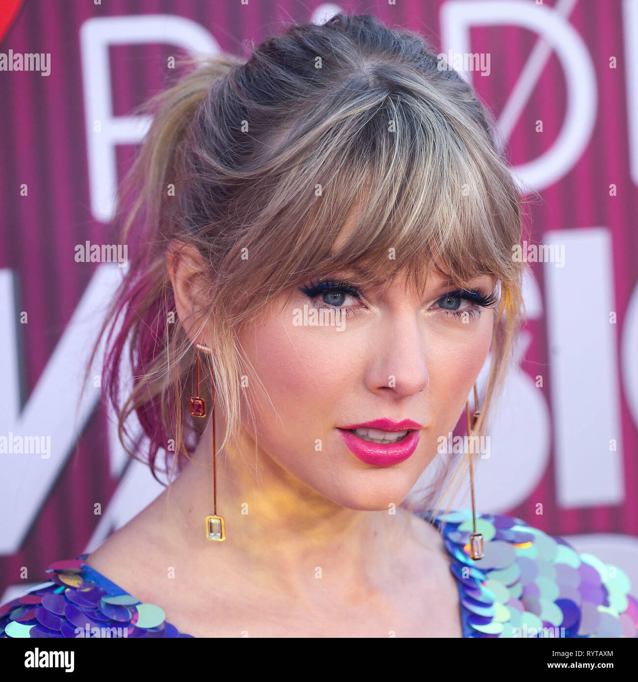 LOS ANGELES, CA, USA - MARCH 14: Singer Taylor Swift wearing a Rosa ...