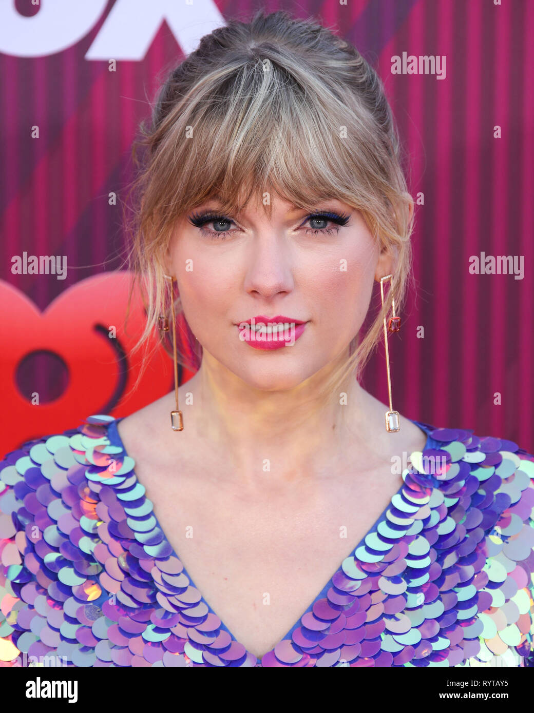 LOS ANGELES, CA, USA - MARCH 14: Singer Taylor Swift wearing a Rosa ...