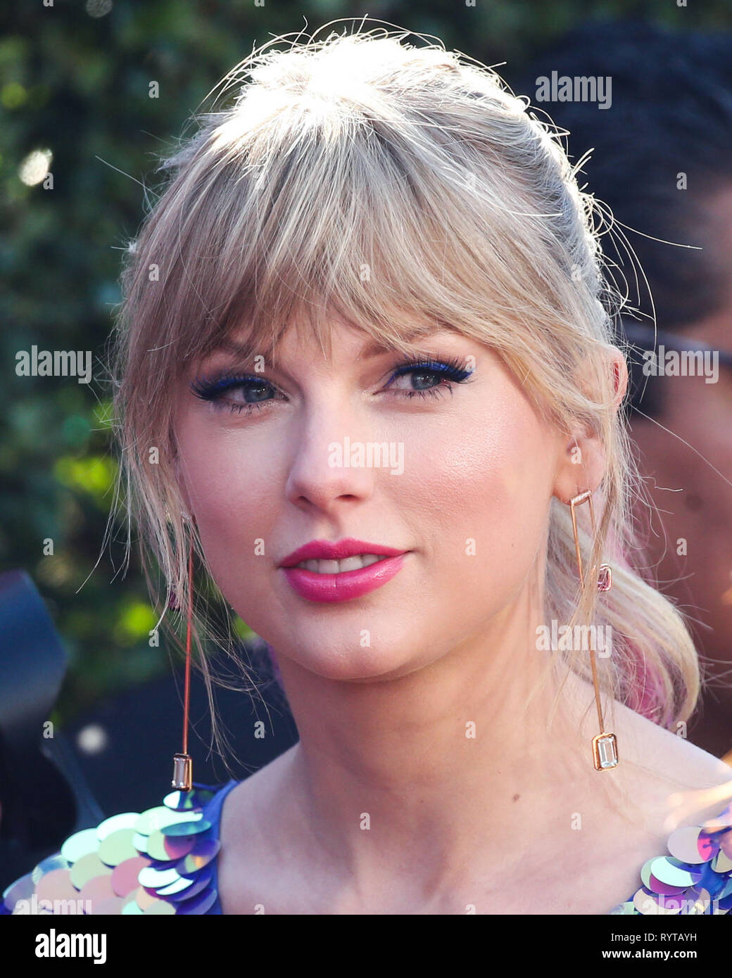 LOS ANGELES, CA, USA - MARCH 14: Singer Taylor Swift wearing a Rosa ...