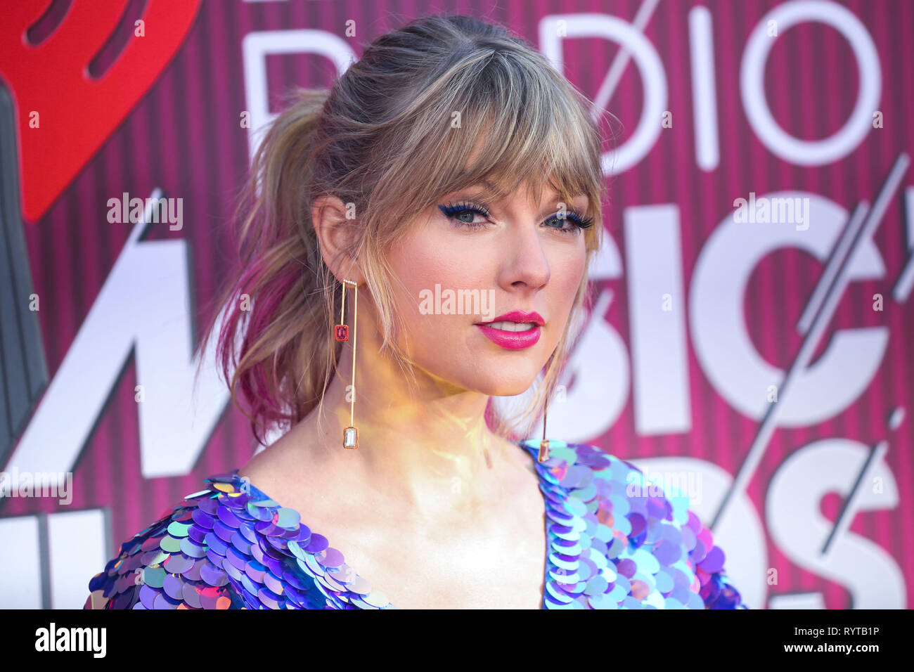 LOS ANGELES, CA, USA - MARCH 14: Singer Taylor Swift wearing a Rosa ...