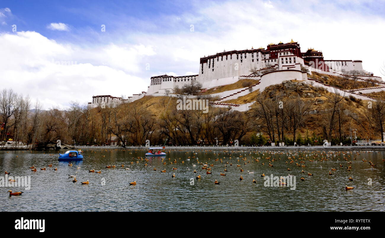 (190315) -- LHASA, March 15, 2019 (Xinhua) -- Visitors take boats by ...