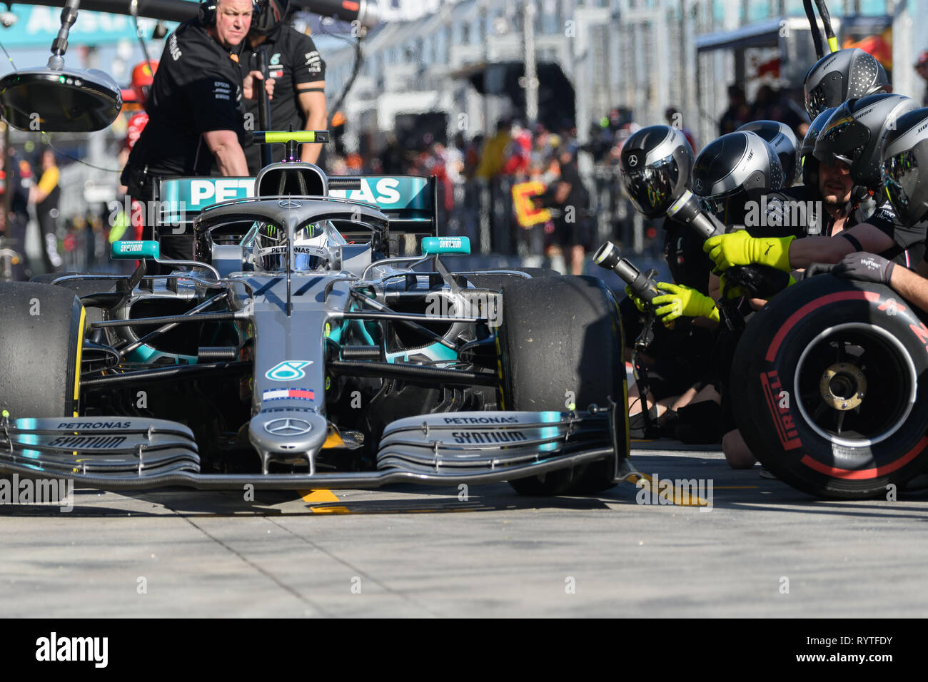 Mercedes amg f1 mechanics practice a pit stop hi-res stock photography ...