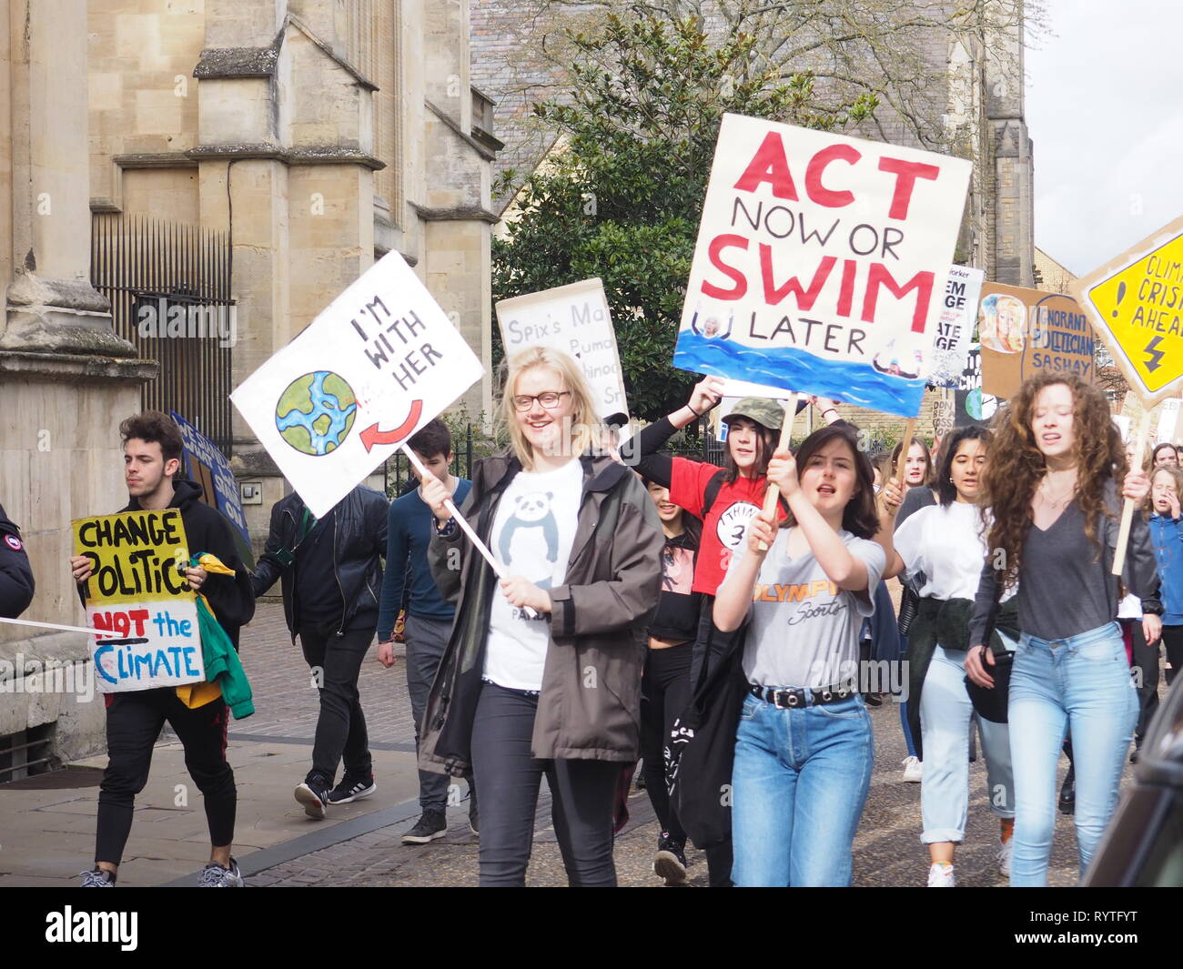 Oxford, UK. 15th Mar 2019. Schoolchildren gather for a "climate change ...