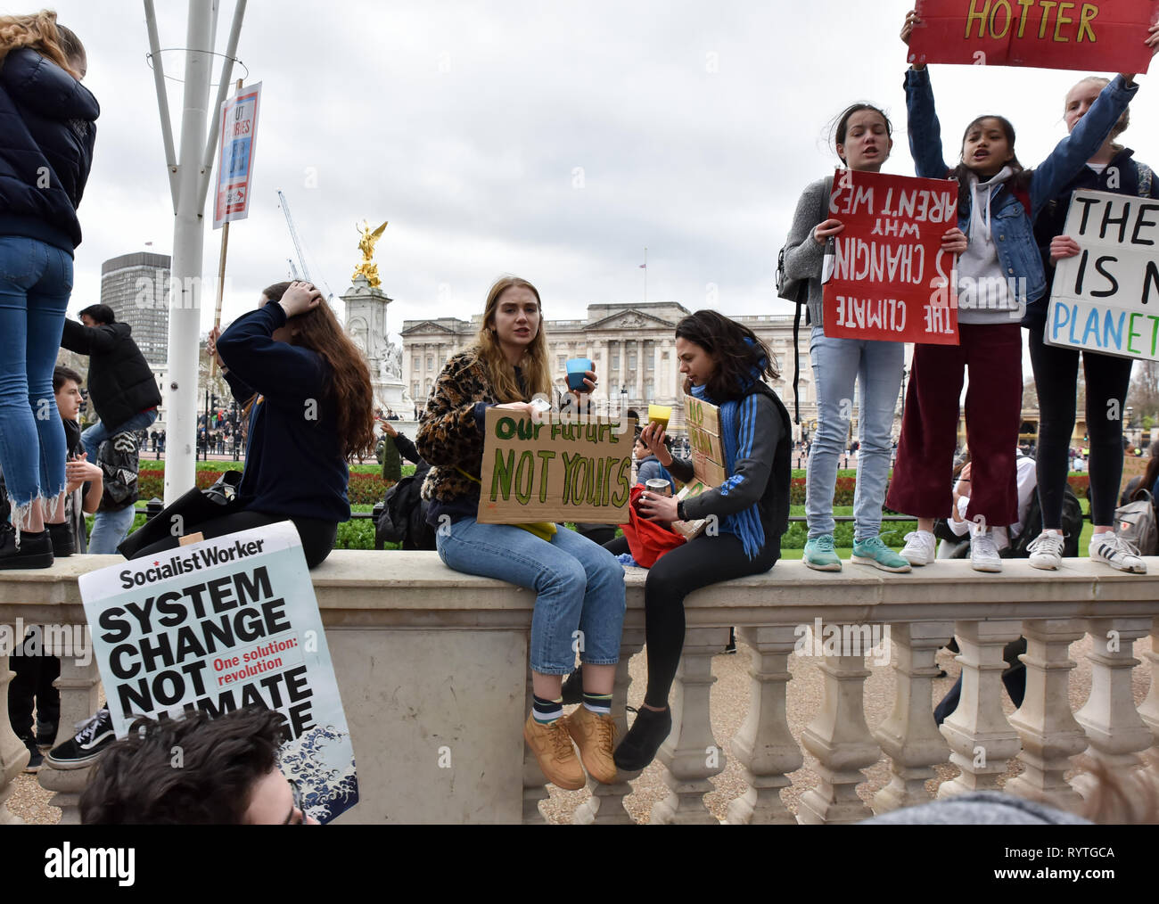 Buckingham Palace, London, UK. 15th Mar, 2019. Thousands of young ...