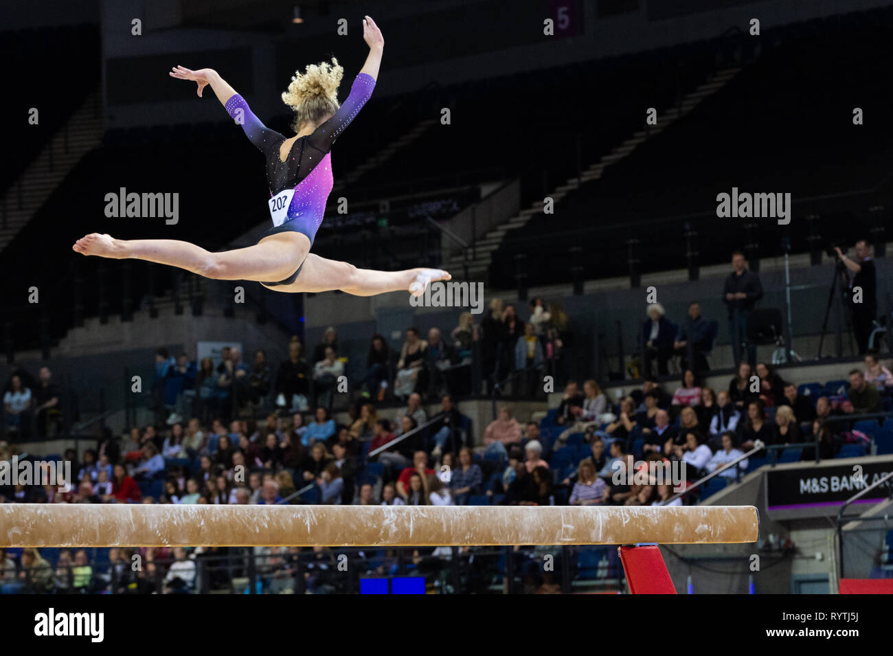 Gymnast splits beam hi-res stock photography and images - Alamy