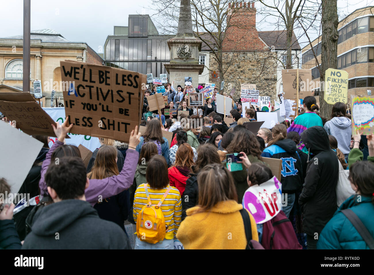 Oxford, UK. 15th Mar, 2019. School students head out of the classroom ...