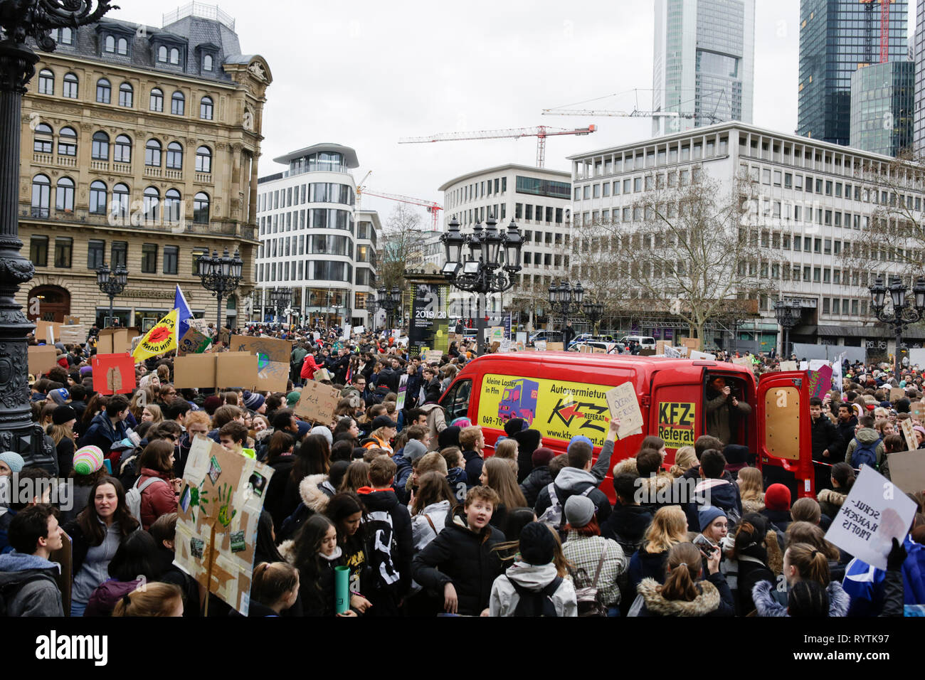 Frankfurt, Germany. 15th March 2019. The protester have stopped for a ...
