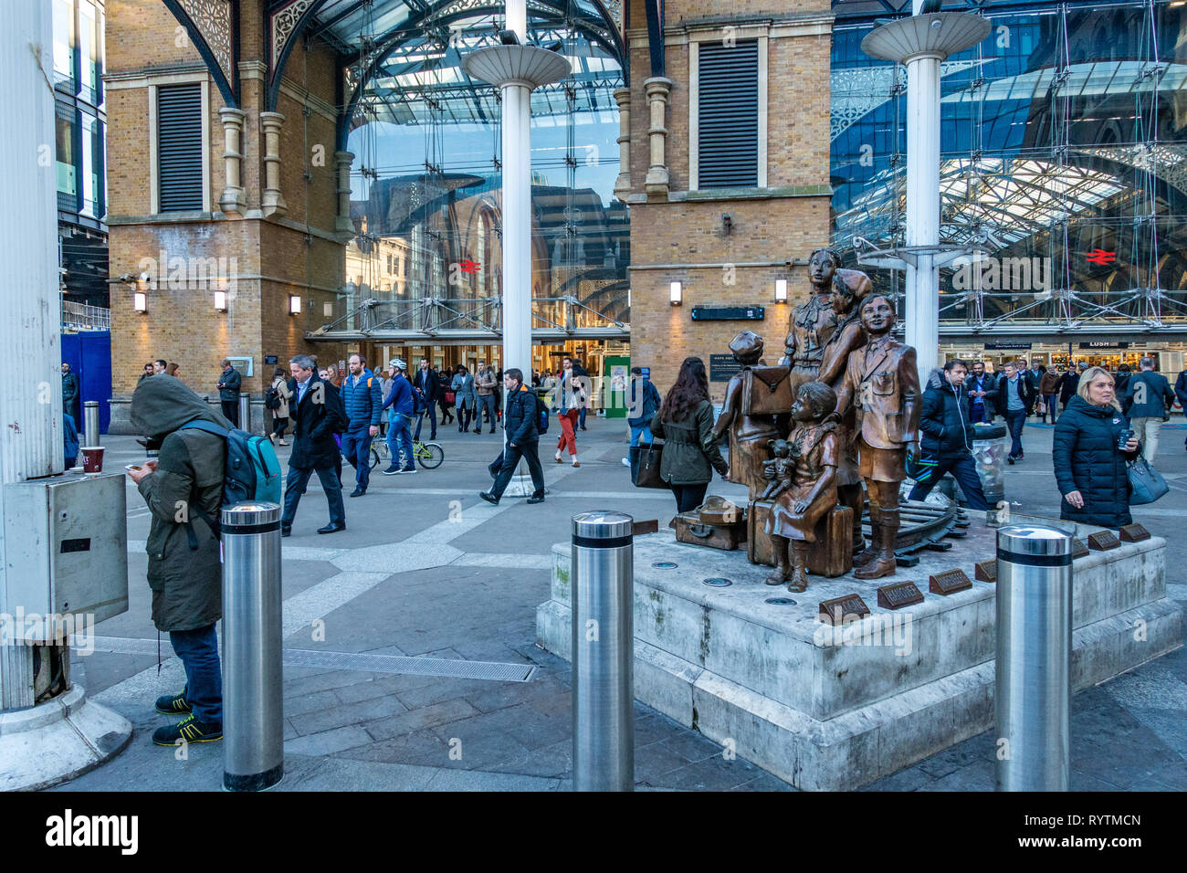 Children of the Kindertransport sculpture of Jewish Refugee Children at ...