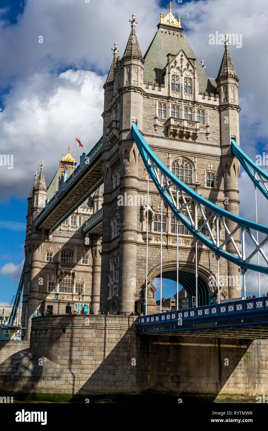 London's iconic Tower Bridge across the River Thames Stock Photo - Alamy