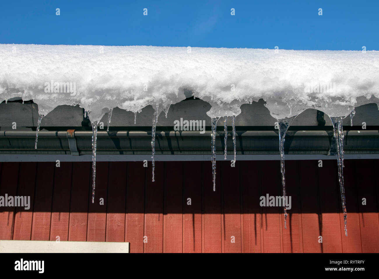 Eaves hanging hi-res stock photography and images - Alamy