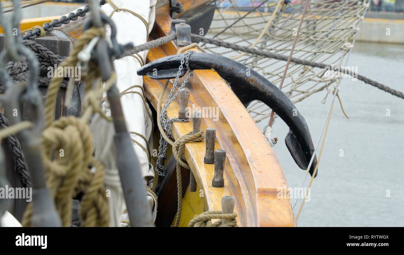 Vessel docking hi-res stock photography and images - Alamy
