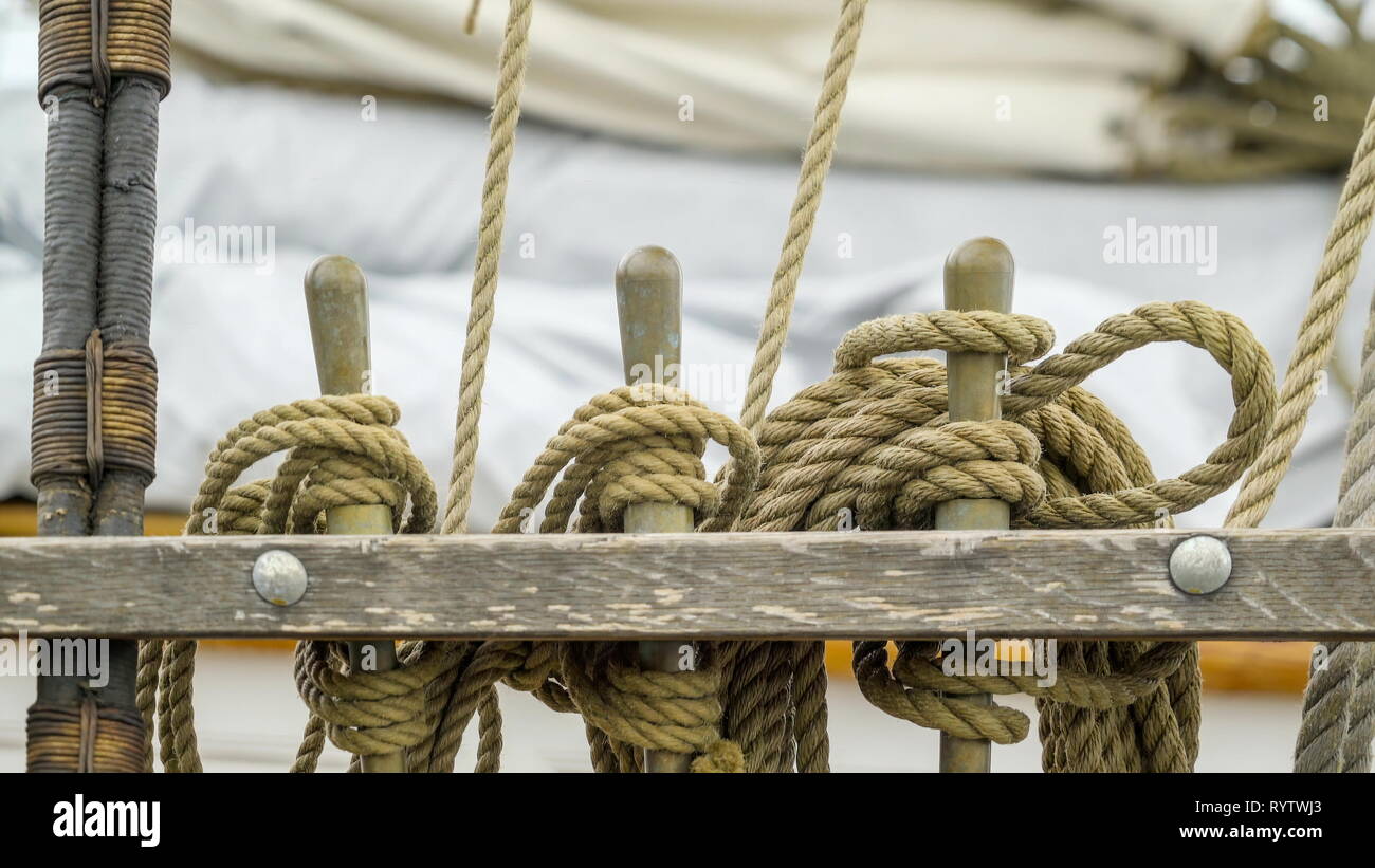 Ropes ship tie hi-res stock photography and images - Alamy