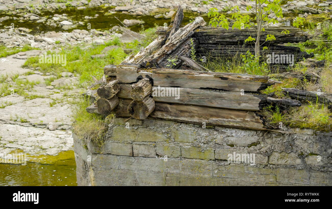 Broken log hi-res stock photography and images - Alamy