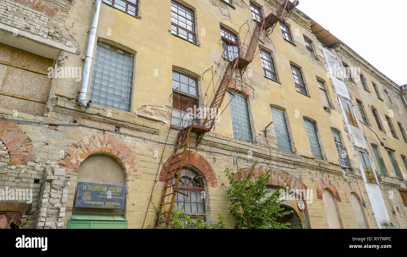 Ladder on the side of a building hi-res stock photography and images ...