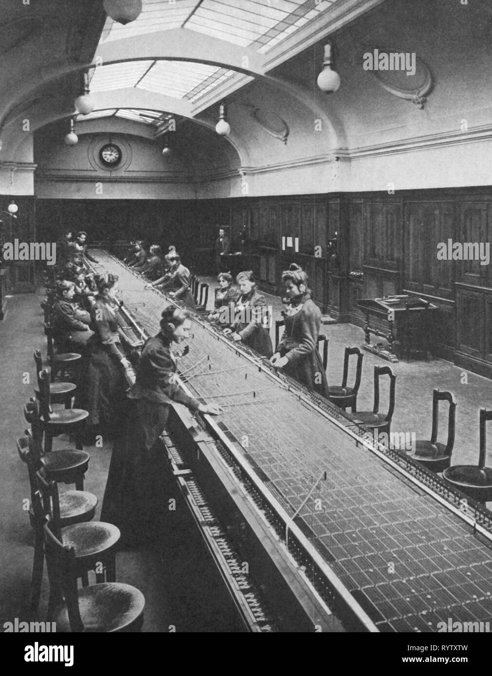 Telephone switchboard operators hi-res stock photography and images - Alamy