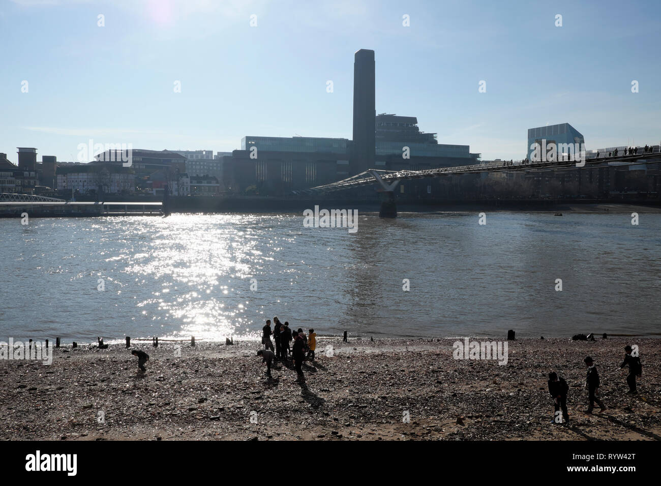Tate modern exterior river hi-res stock photography and images - Alamy