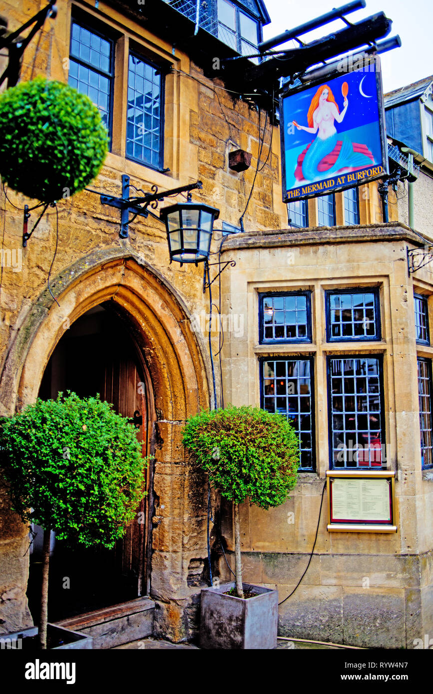 The Mermaid Inn, Burford, Cotswolds, Oxfordshire, England Stock Photo ...