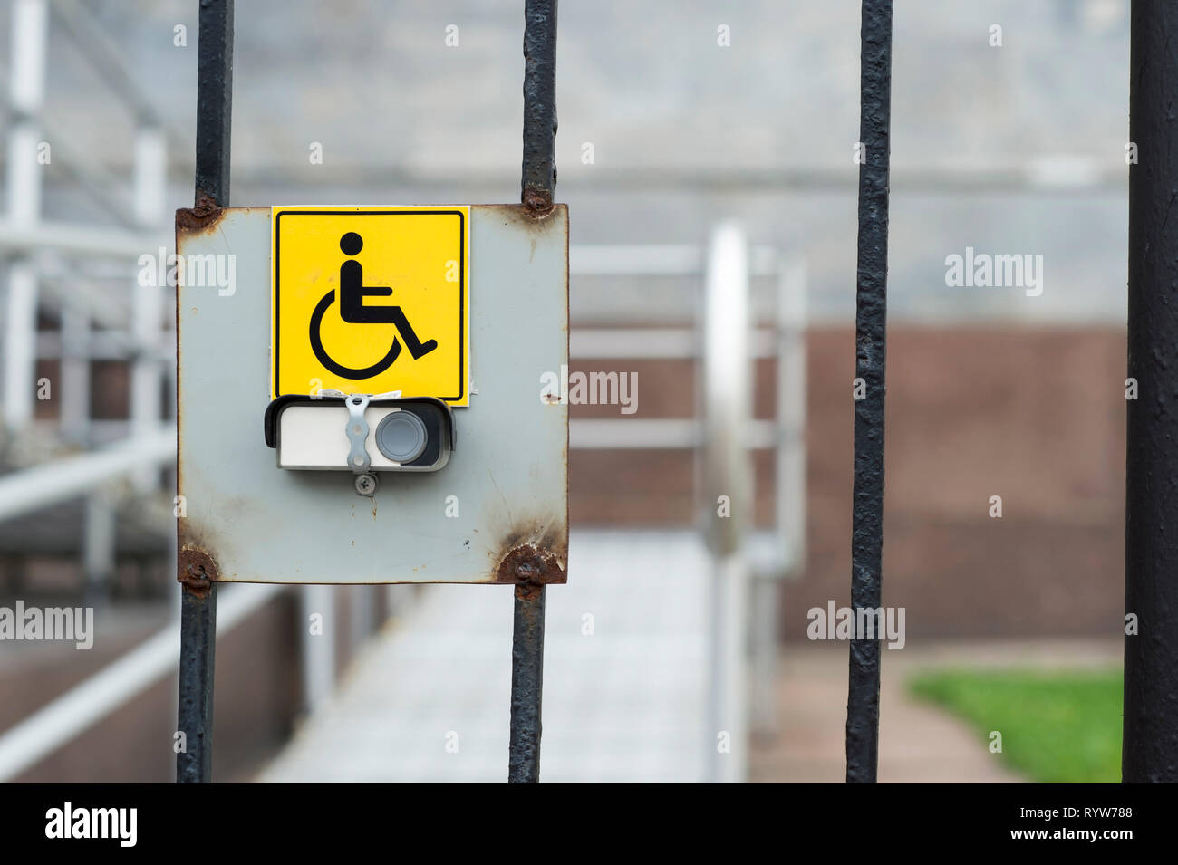 Yellow wheelchair sign on road hi-res stock photography and images - Alamy