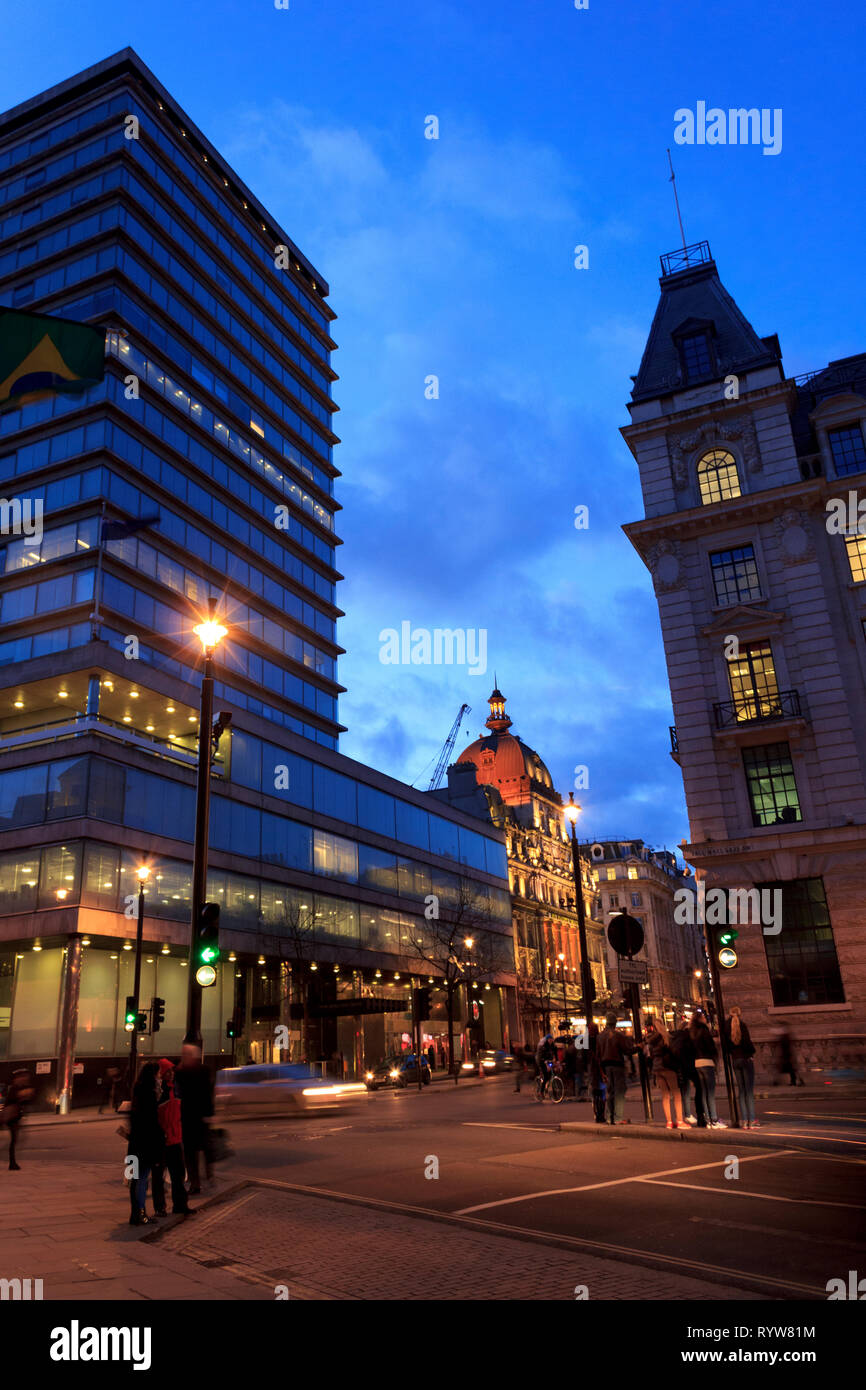 London streets at night hi-res stock photography and images - Alamy
