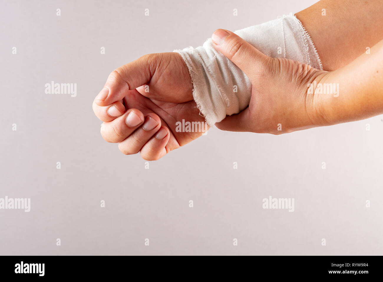 man holding his hurt hand with wrapping Stock Photo - Alamy