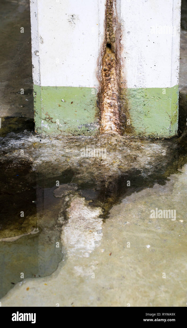 Cracked concrete pillar hi-res stock photography and images - Alamy